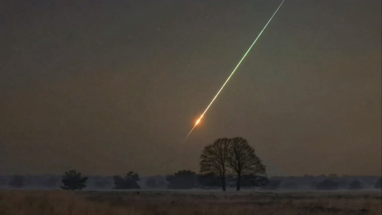 Meteorite explodes over the English Channel (2) - YouTube