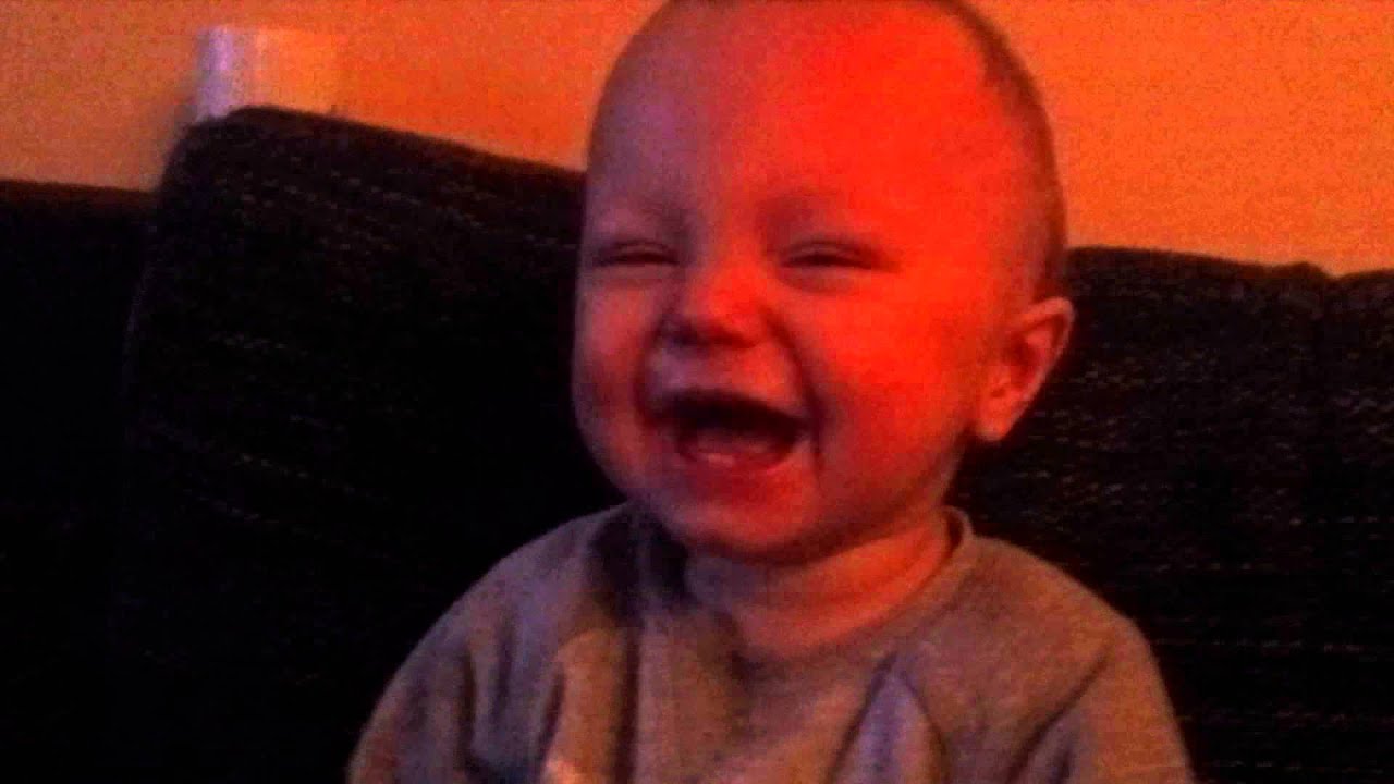 Baby lacht sich kaputt - YouTube
