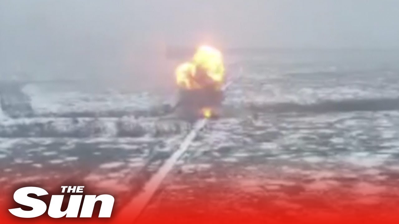 Ukrainian paratroopers blow up Russian tank in huge explosion - YouTube
