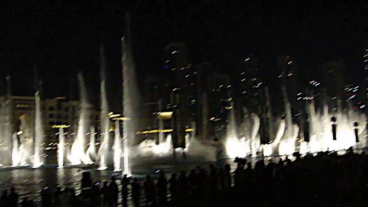Dubai Mall Fountain performing Michael Jackson's Thriller - YouTube