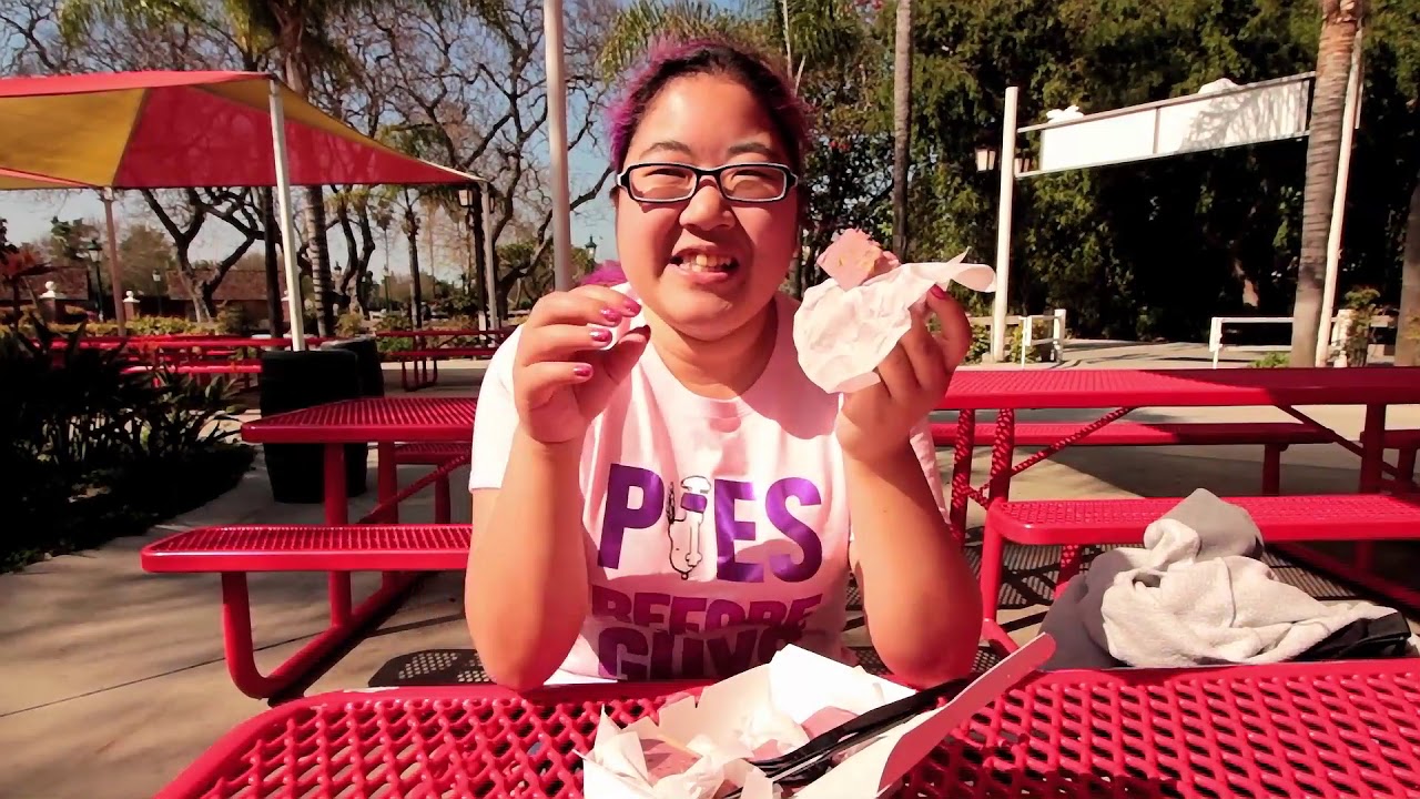 Boysenberry Fudge Review 3/24/19 @ #Knotts #BoysenberryFestival - YouTube