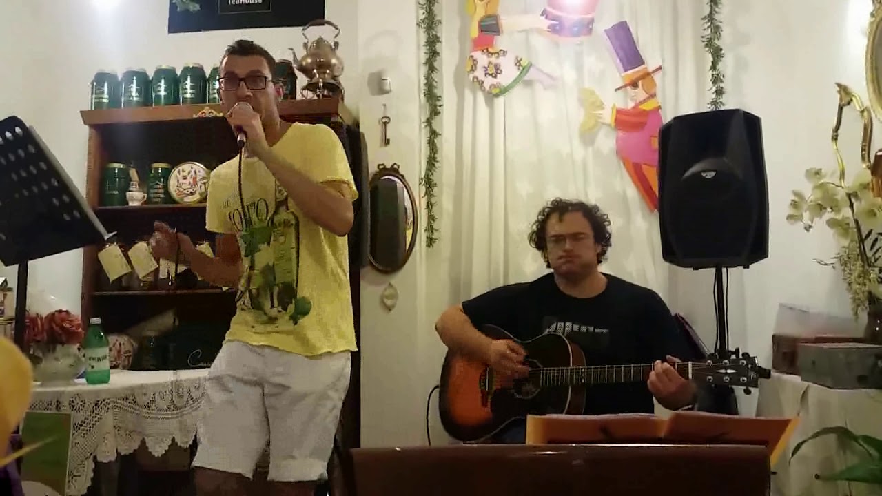 Lorenzo Caluri canta Sitting at the dock of the bay - YouTube