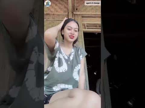 Dia lagi duduk sambil ngobrol sama adek yang kecil diteras rumahnya