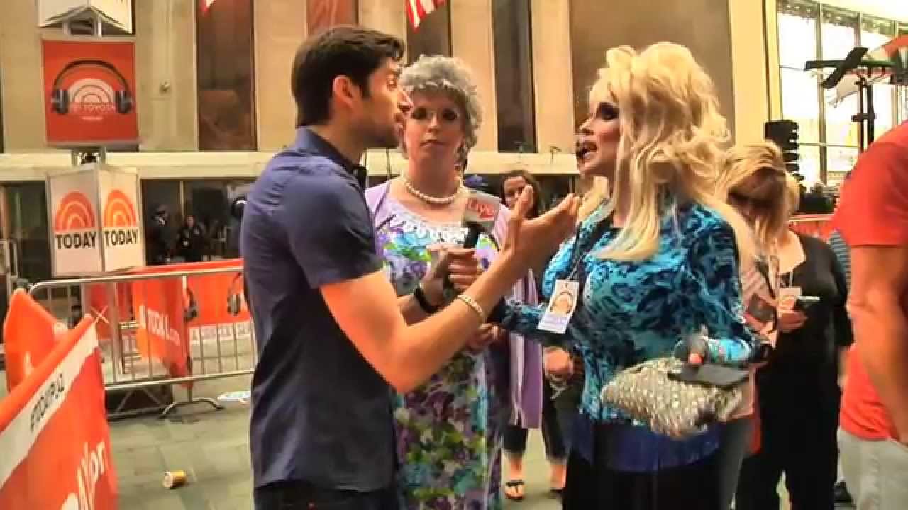 Ben Aaron Parties With Dolly Parton - YouTube
