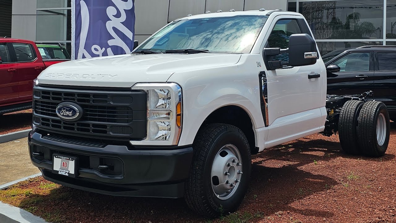 Ford Super Duty F-350 Chasis - YouTube