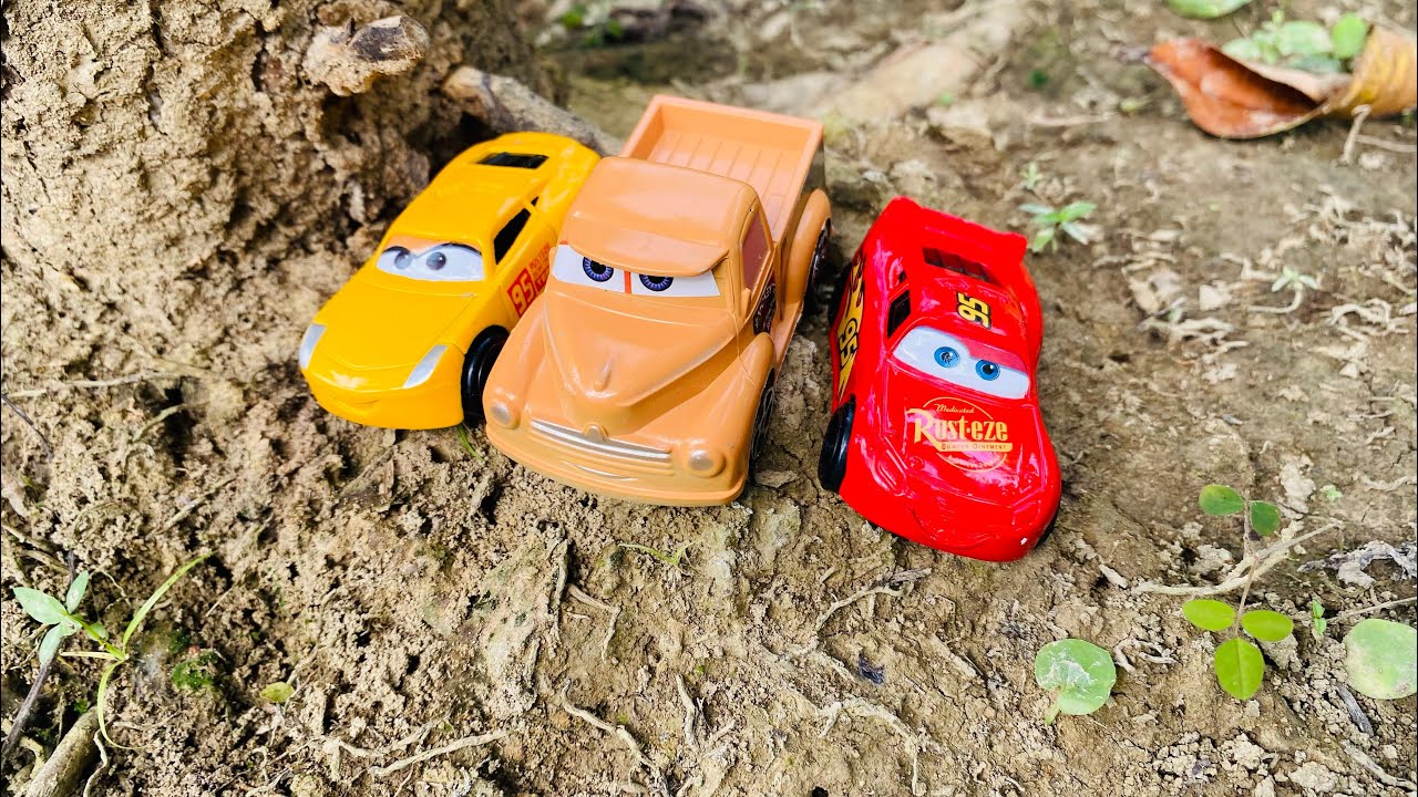 Looking for lightning McQueen,Disney Pixar Cars 4,Rayo McQueen,Sherif ...