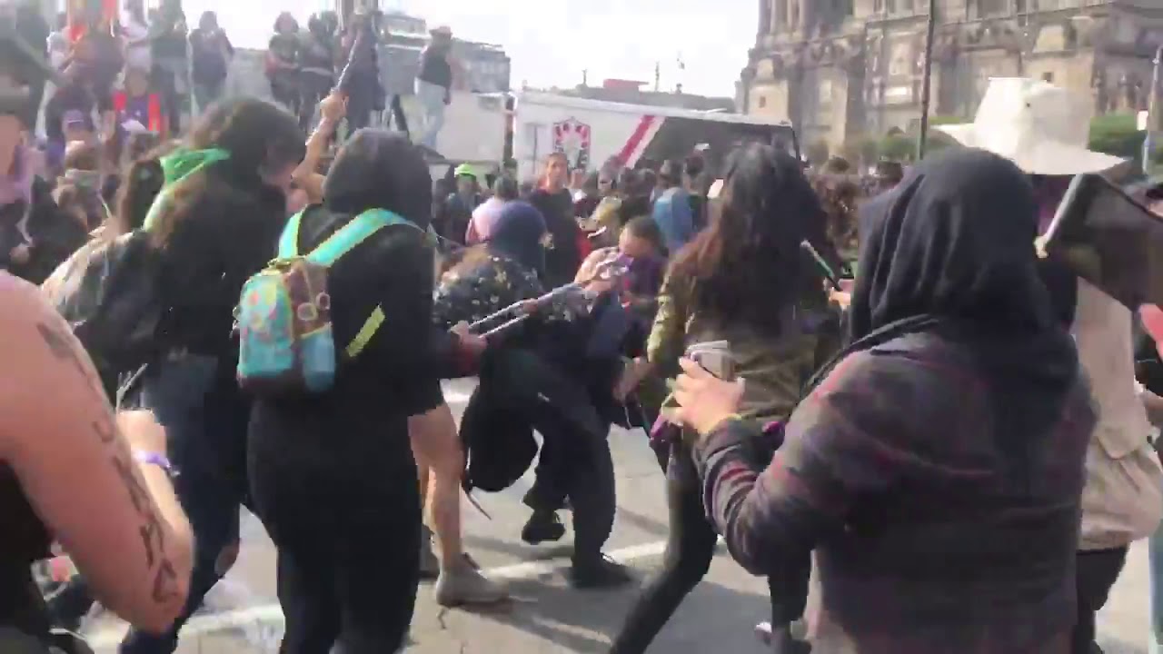 Detienen a mujer que lanza bomba molotov en la marcha feminista de la ...