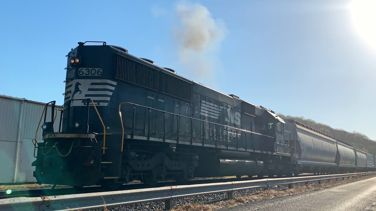 Turn Up Your Speakers! EMD SD40E Startup and Idling - YouTube