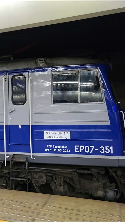 Niesamowicie bezszelestny start EP07-351 prowadzącej pociąg IC 61100 Orzeszkowa - YouTube