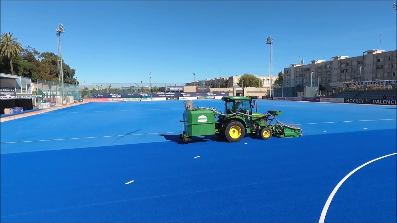 Limpieza y Mantenimiento de campos de hockey hierba - Césped agua (artificial) - YouTube