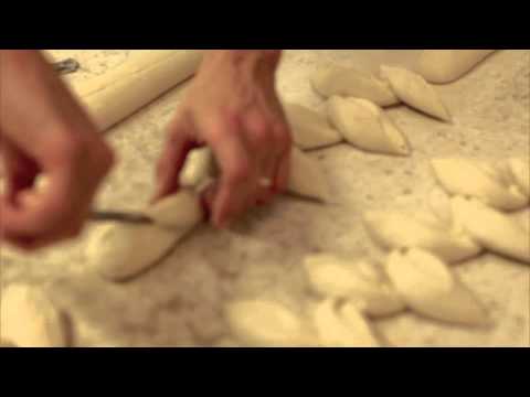 Broodbakken 2 - Epi inknippen en links en rechts leggen - YouTube