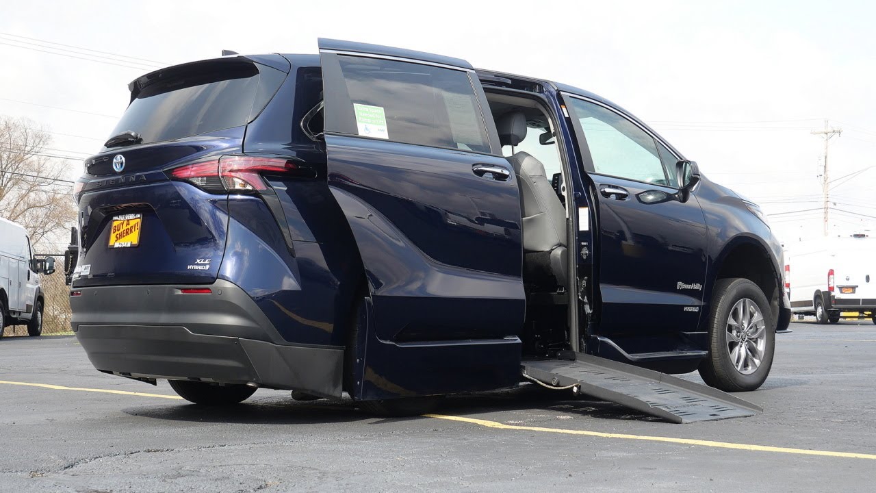 BraunAbility Side-Entry Ramp! 2021 Toyota Sienna XLE Wheelchair Van ...