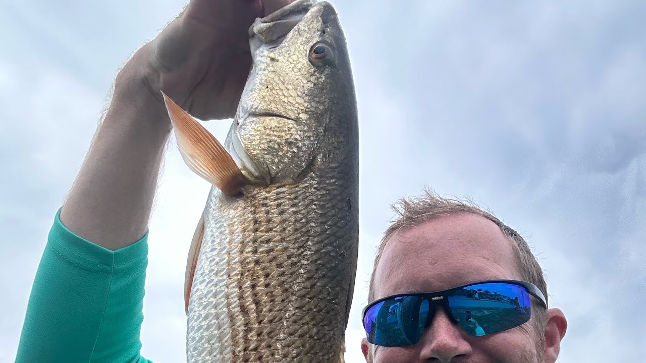 Catching a perfect 22 inch red fish in Gulf Breeze Florida! - YouTube