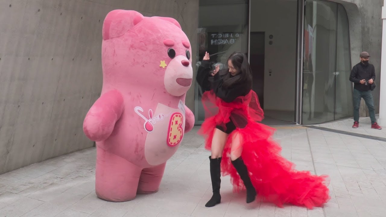 Top Funniest Reactions of Giant Pink Bear Prank in Top Of Fashion Week ...