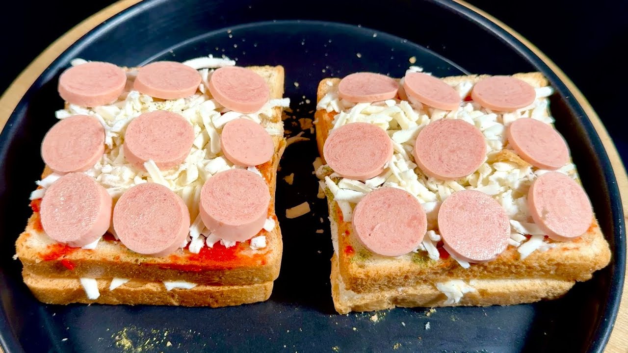 Knuspriges Ei-Brötchen mit Wurst auf frisch gebackenem Toast: Ein ...
