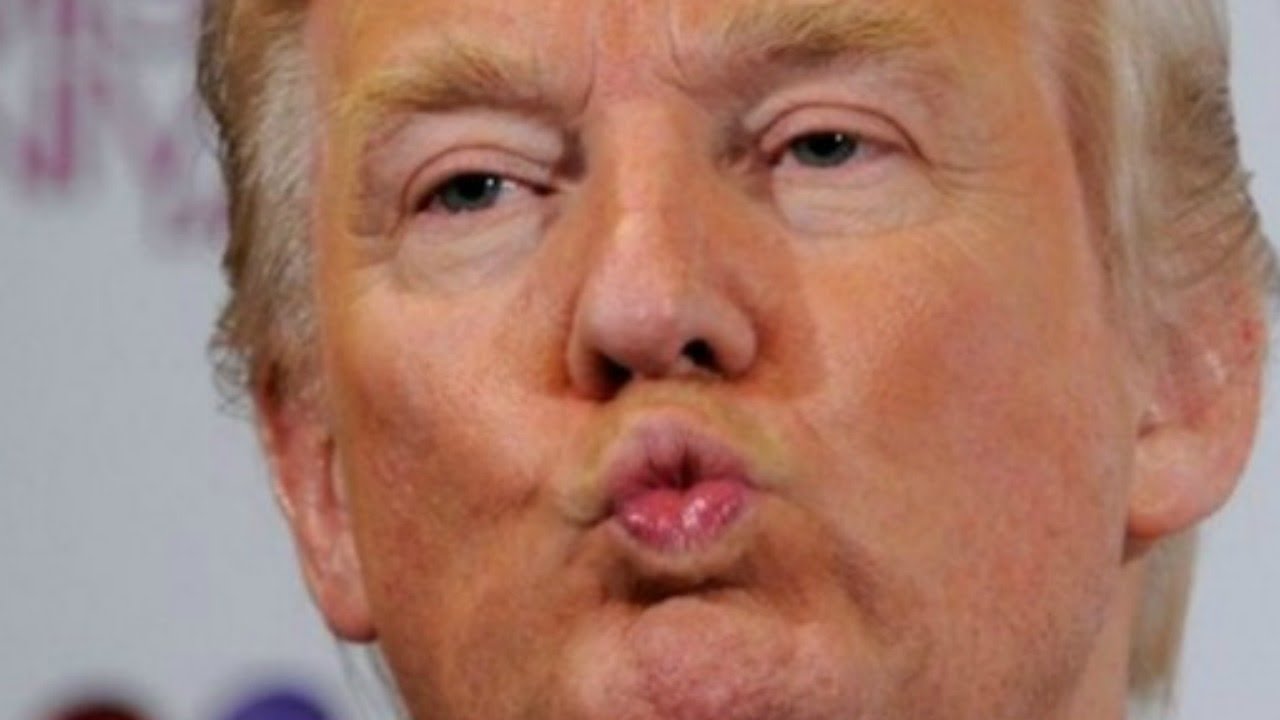 Why Women do the Duck Face - YouTube