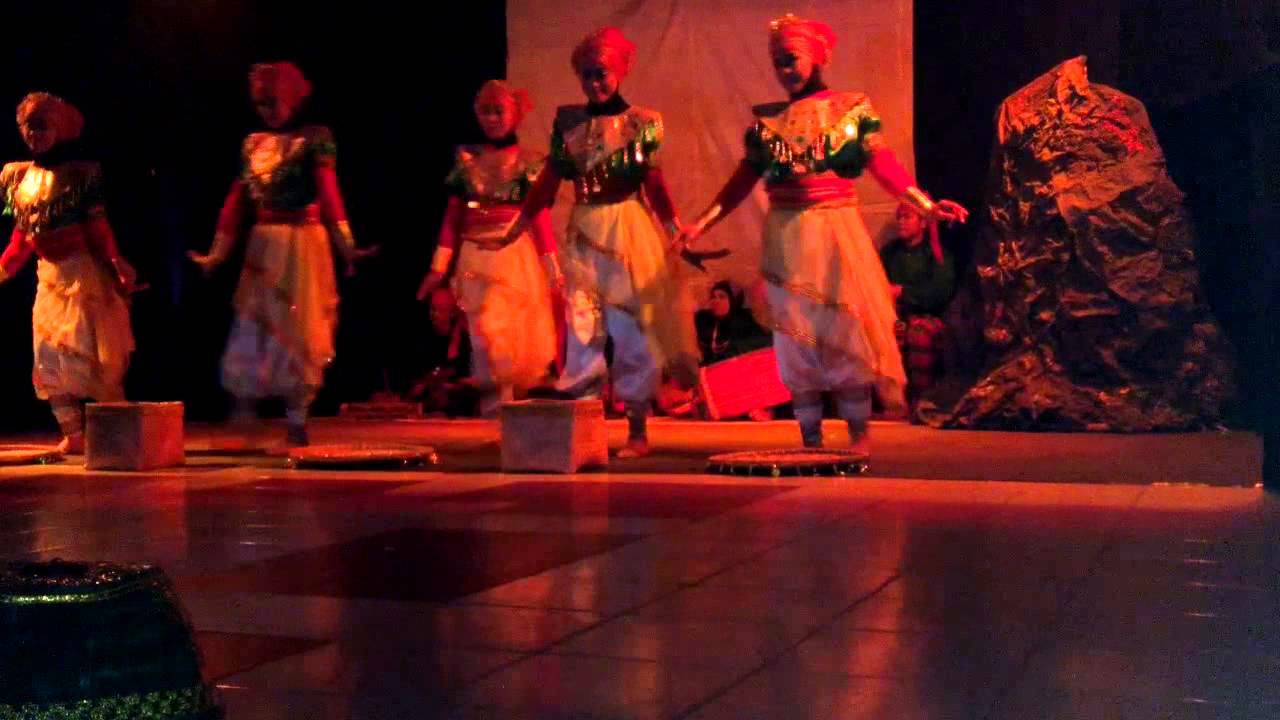 UKM WALASUJI TARI BACUKIKI - YouTube