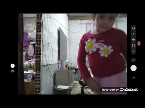 Eu dançando Quase quebrei a garrafa😯😯 Ainda bem que não quebrou senão eu ia apanhar🙁 se meu pai 😳 E