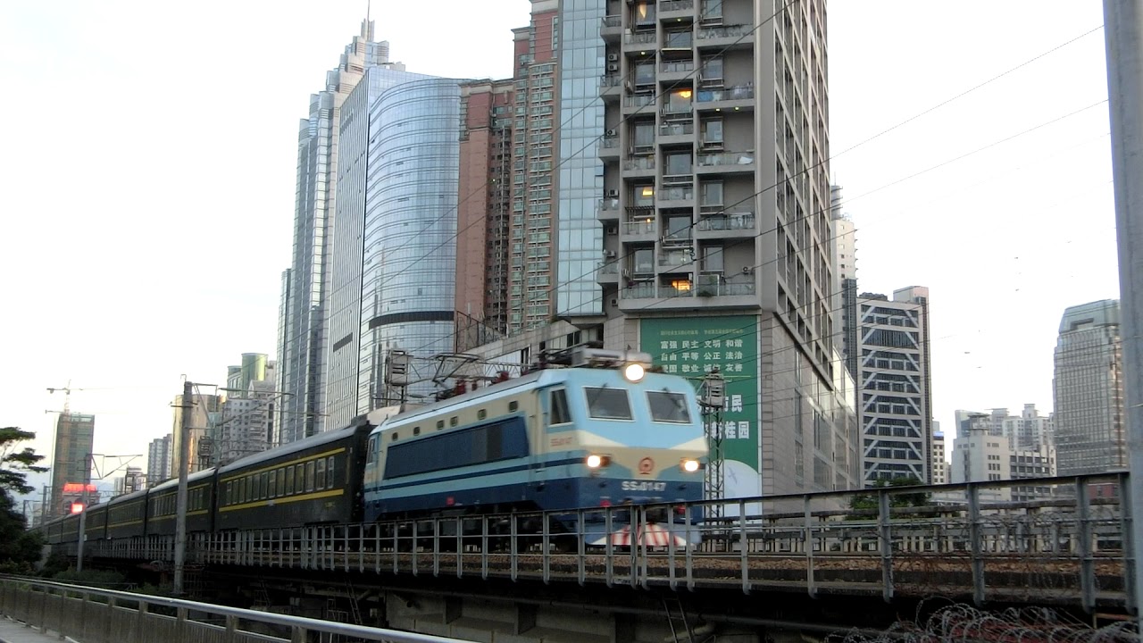 {CNR} CRH1A train no.C7103 meet 0Z108 passenger train (SS8 0147 ...