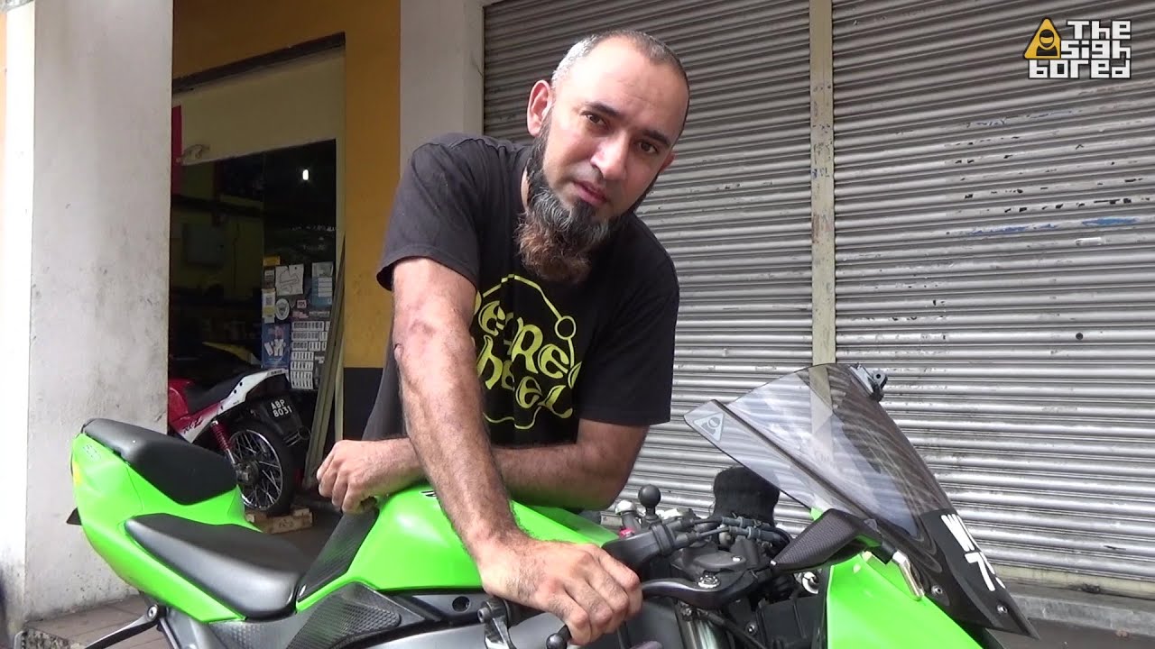 Tech-talk: 4 fingers VS 2 fingers motorcycle braking technique - YouTube