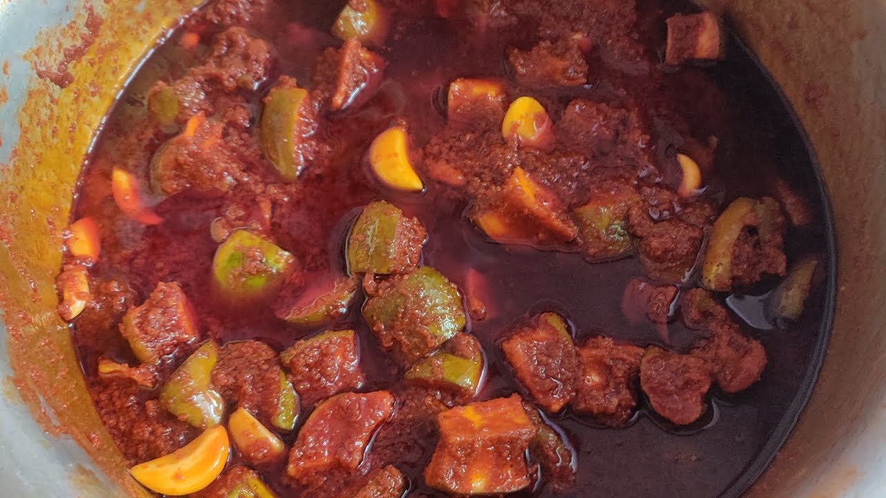 Attamma style New Raw mango pickle 🥭🥭 try it friends😋😋🧄🧄🌶️🌶️ - YouTube