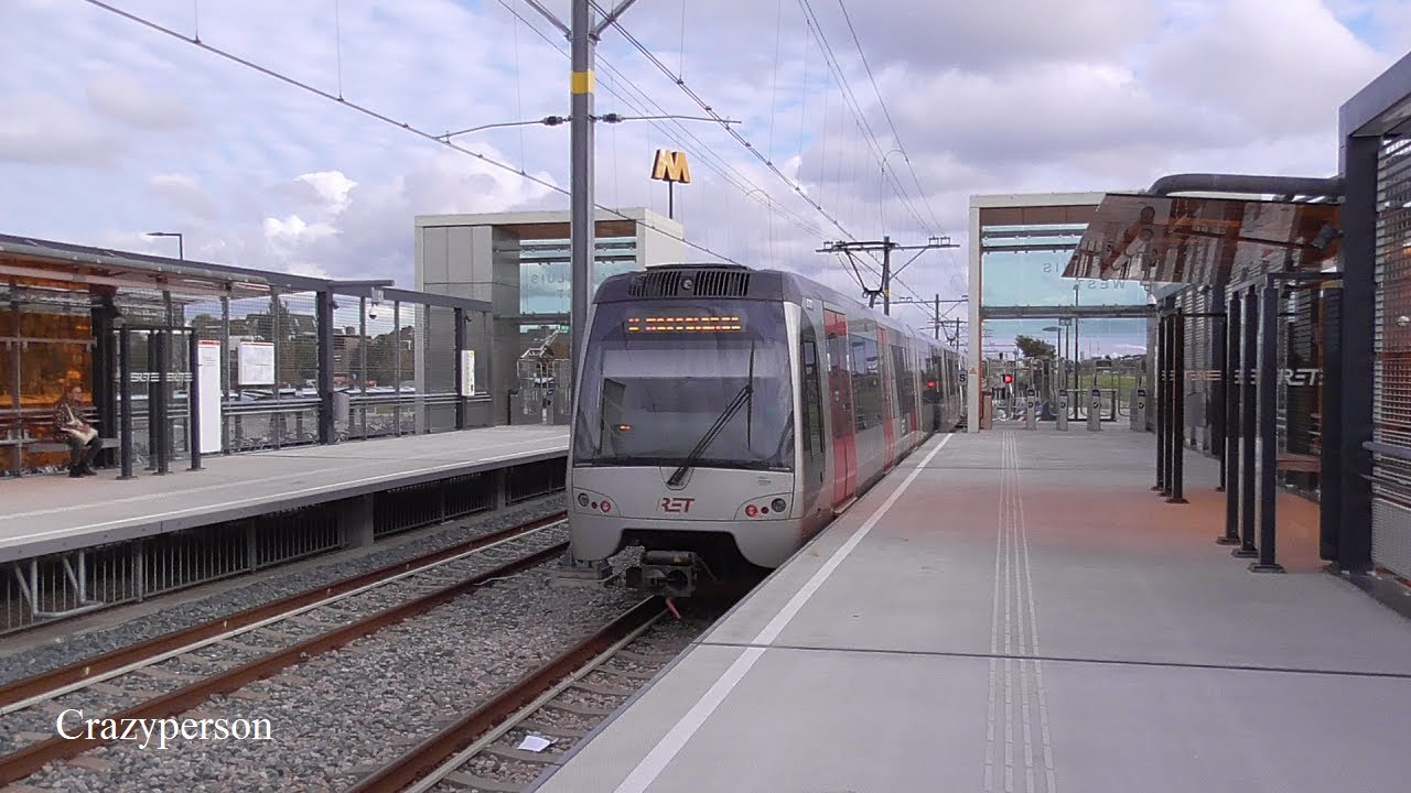 Nieuwe Hoekse Lijn RET metro in Maassluis West, Eerste dag - YouTube