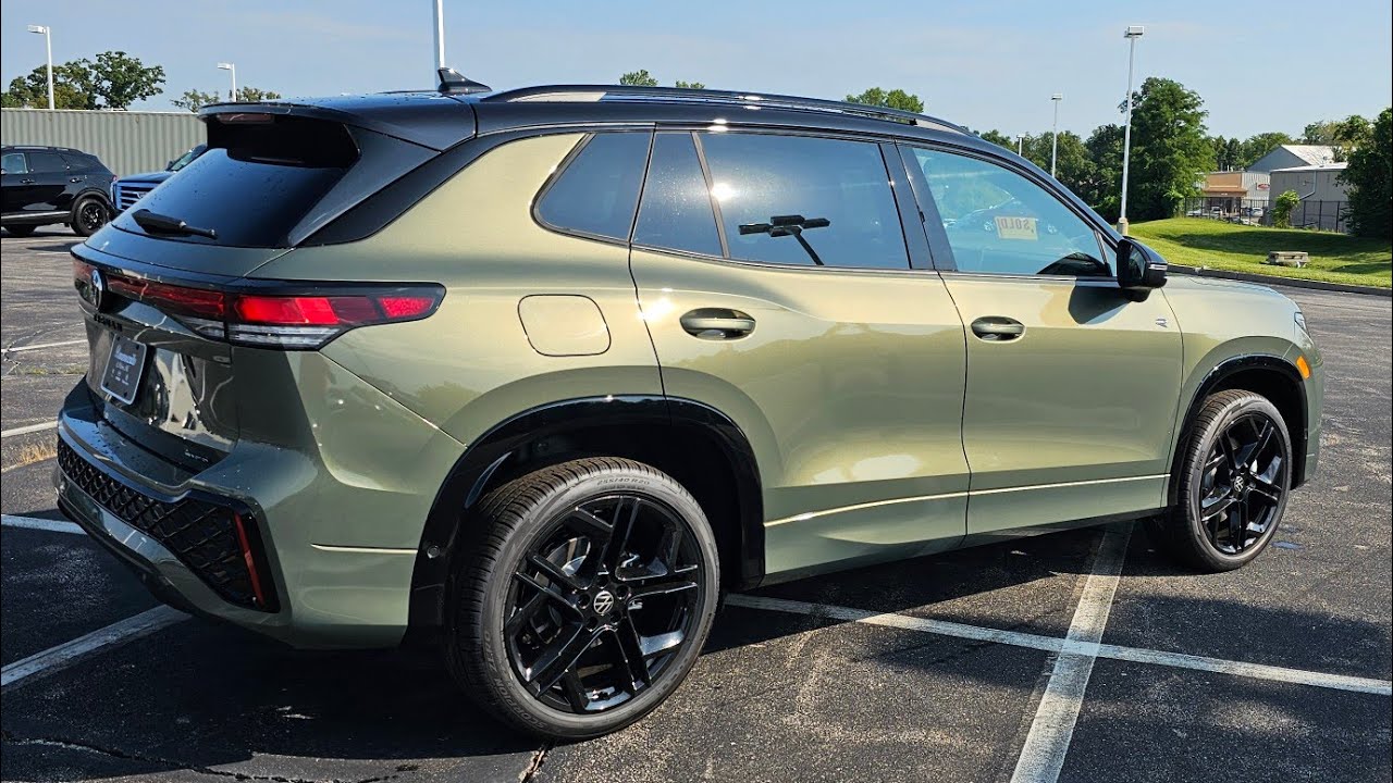 2025 VW Tiguan SE R-Line Black Edition 360° quick view in Avocado Green ...