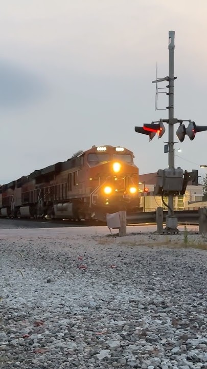 BNSF Manifest train heading east! #bnsfrailway #bnsftrains #bnsf - YouTube