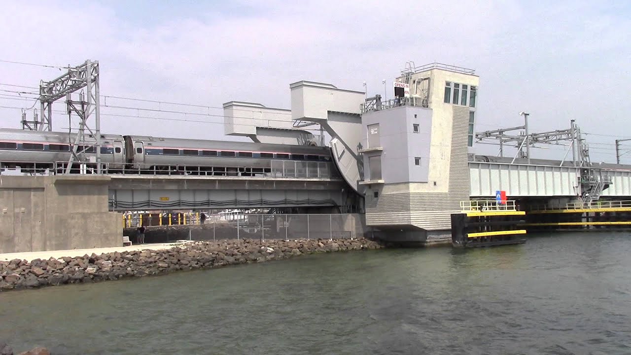 Amtrak train 86 at Niantic, CT - YouTube