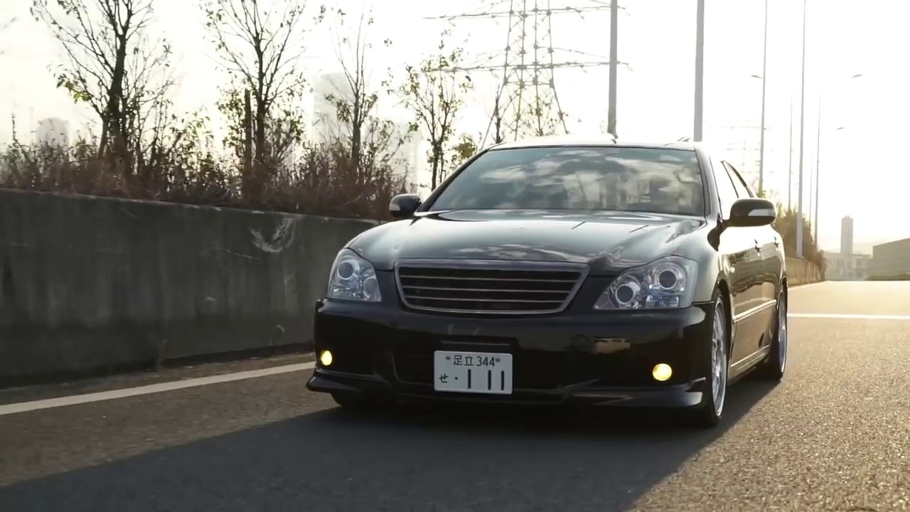 Black and White Toyota Crown 182 - YouTube