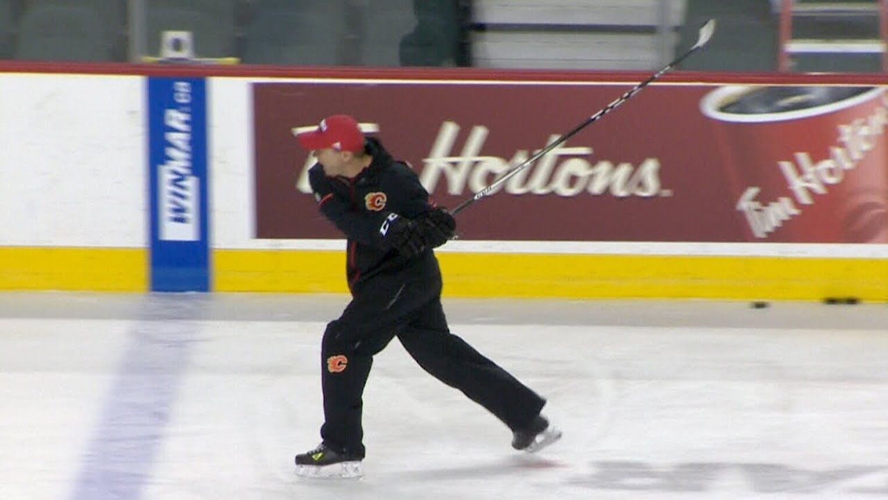 Calgary Flames coach unleashes tirade during practice - YouTube