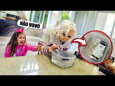 A VOVÓ MALVADA COLOCOU O CELULAR DA MINHA IRMÃZINHA NA ÁGUA!!
