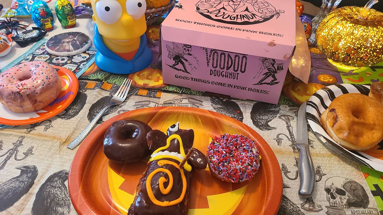 Halloween Horror Nights VooDoo Doughnut half dozen box review - YouTube