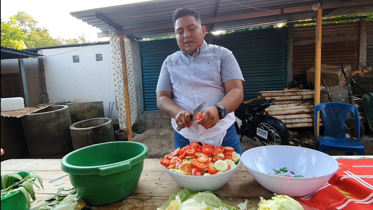 El Botas Prepara La Ensalada Porque Llegan Sus Amigos Alo Chapin Y ...