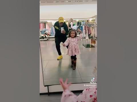 Sofia con Papi bailando en tiendas Sara - YouTube