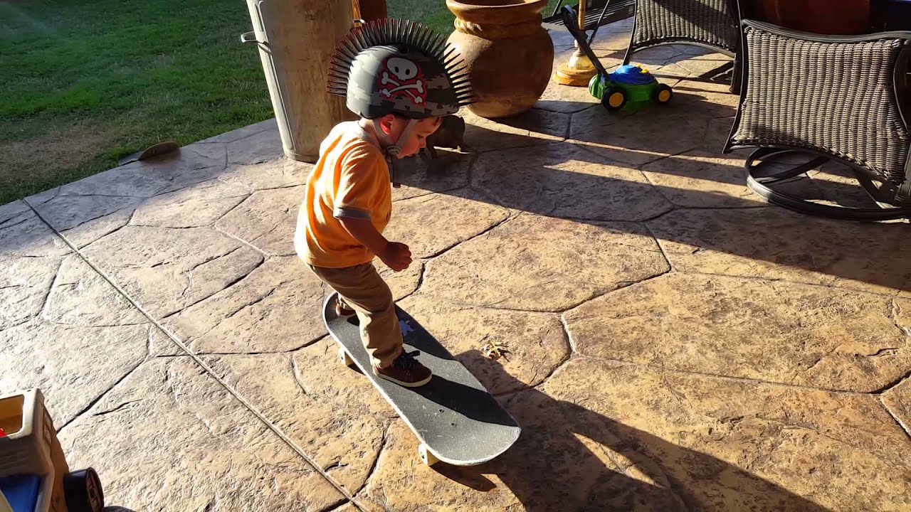 19 month old baby skateboarding trick - YouTube