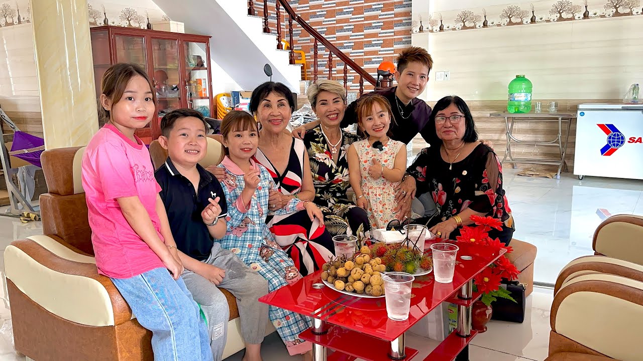 Ut Mini Bất Ngờ Đón 1 Đoàn Khách Từ Mỹ Về Thăm Và Màn Bán Mắt Kính Tăng ...