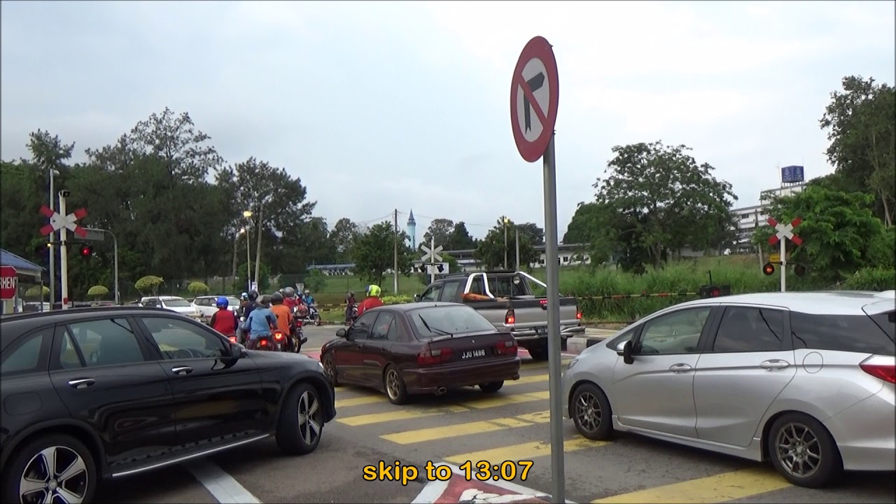(1/5/2018) Railway Crossing in Kluang and Renggam KTM station - YouTube