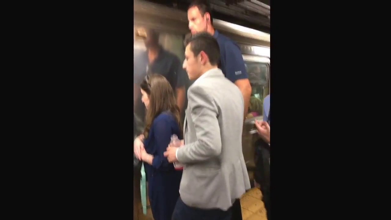 Uomo alto ( 234 cm / 7 ft 6 inches ) nella metro di New York - YouTube