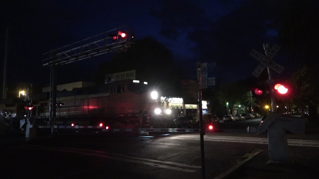 BNSF 5972 Baretable Train North, P St. Railroad Crossing, Sacramento CA ...