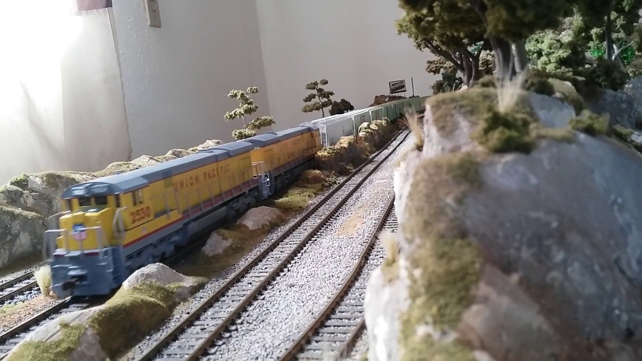 HO Scale: Model Railway in Brazil - C30-7 Union Pacific and GP38 ...
