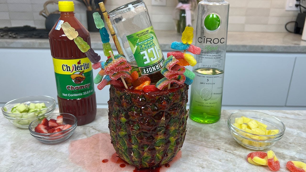 Smirnoff Preparada In A Pineapple - YouTube