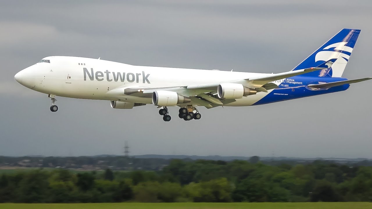 (4K) Liège Airport Plane Spotting - 7x BEAUTIFUL Close-up 747 landings ...