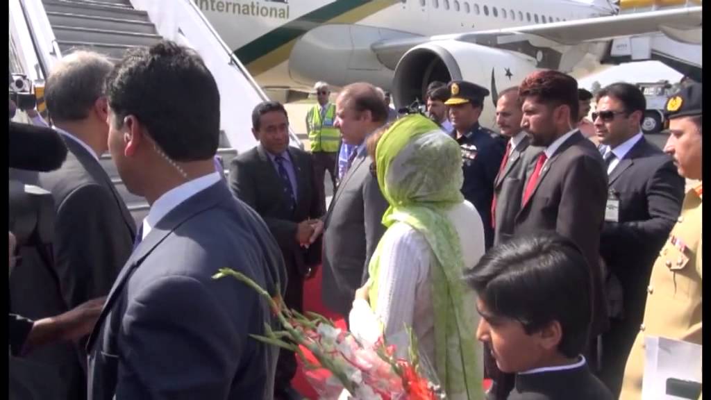 President and First Lady arrive in Pakistan - YouTube