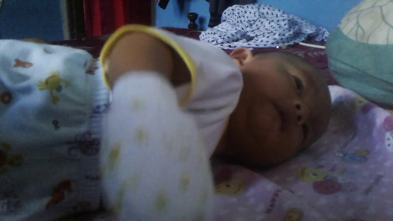Bayi belajar telungkup - YouTube
