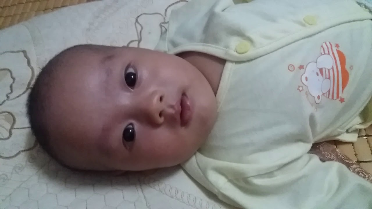 Cu bin 2 tháng 13 ngày tuổi, con chào cac bác nhé. - YouTube