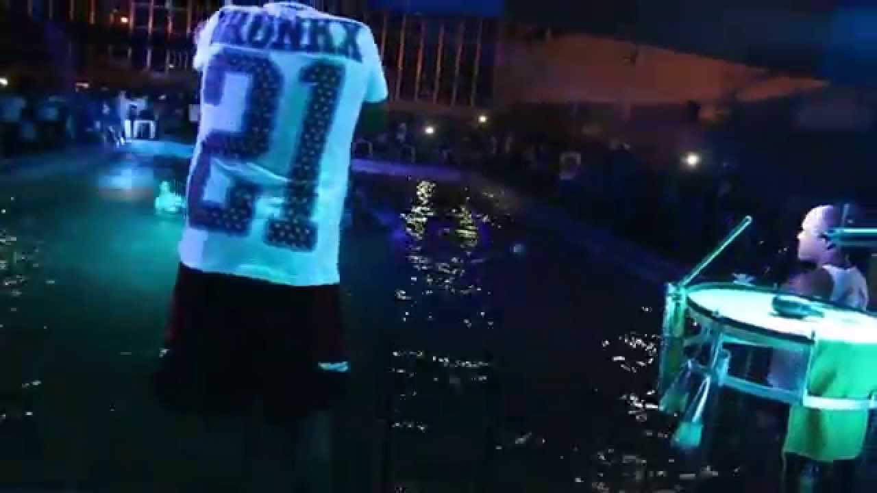 Mc Max pula na piscina do we love pós praia - YouTube