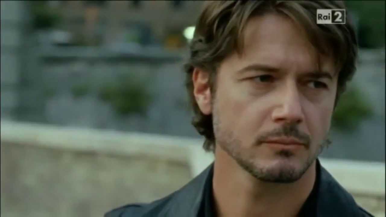 Il commissario Rivera e i ricordi su Rex nell'episodio "Il lato oscuro ...