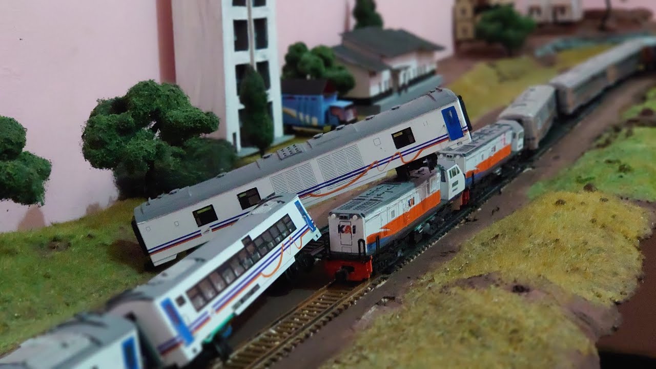 Evakuasi Tabrakan Kereta Api CC201 Dan CC203 Gerbong Terguling - YouTube