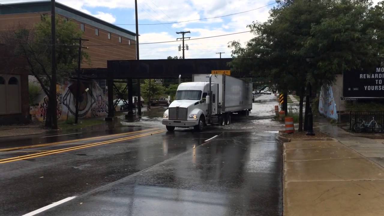 Semi, vehicles drive through flooding on Huron in Ann Arbor - YouTube